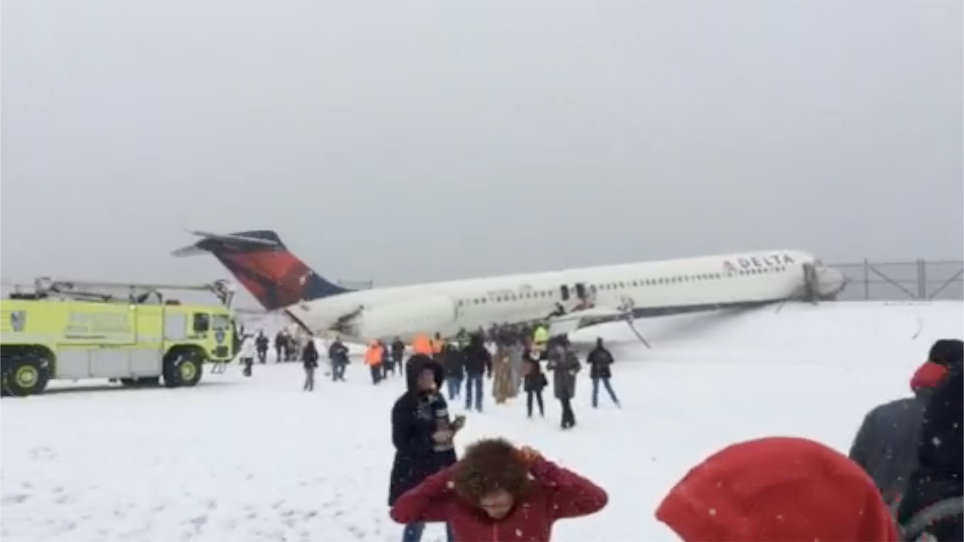 Social video captures plane crashed into a fence at LaGuardia Airport ...