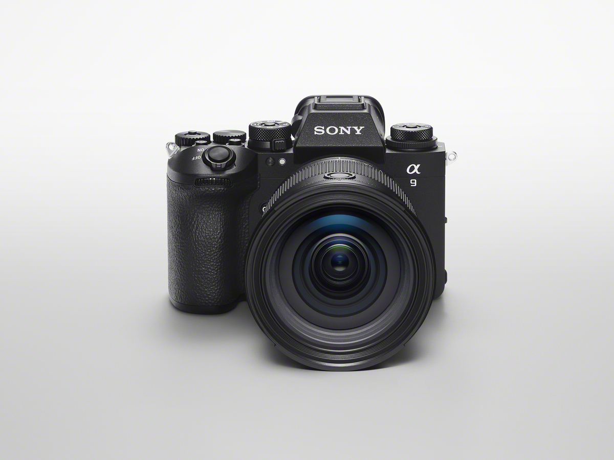 alpha 9 iii image sel2470gm2 front top mid