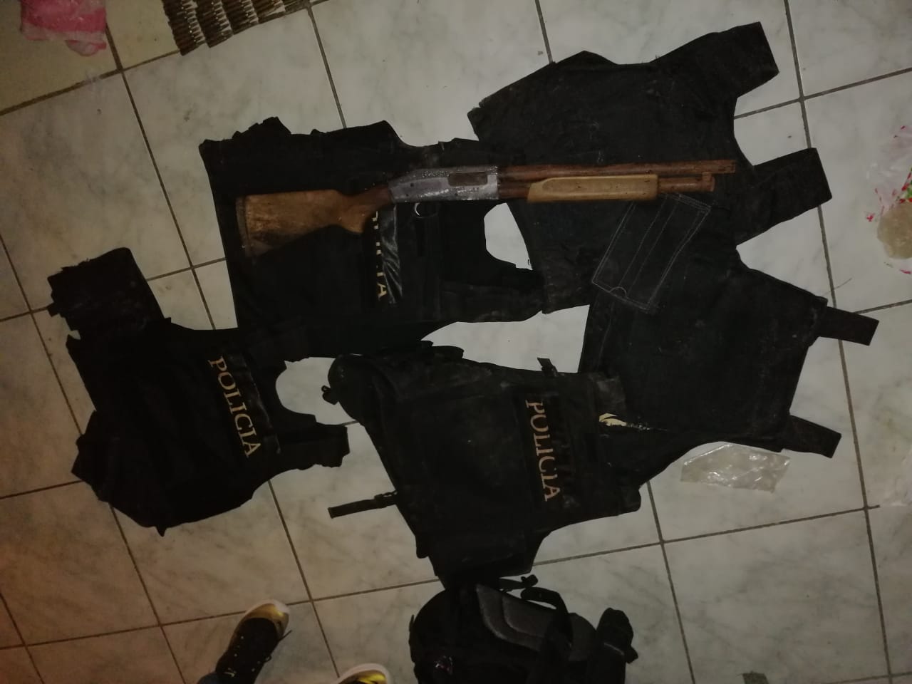 Armas, municiones, dinero y carros, decomisan en casa de los supuestos responsables de la ...