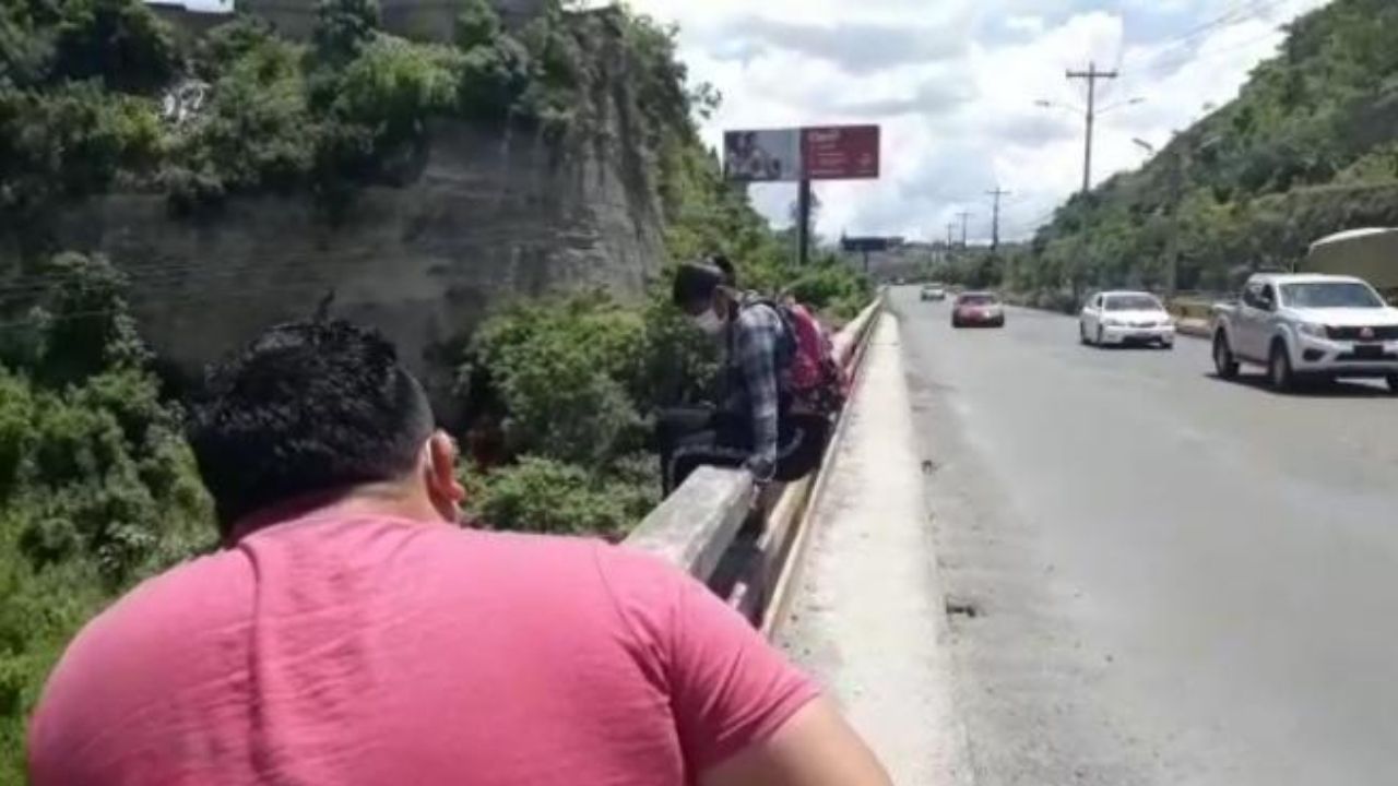 Mujer intenta lanzarse de un puente en Tegucigalpa y graban el instante del rescate | HRN