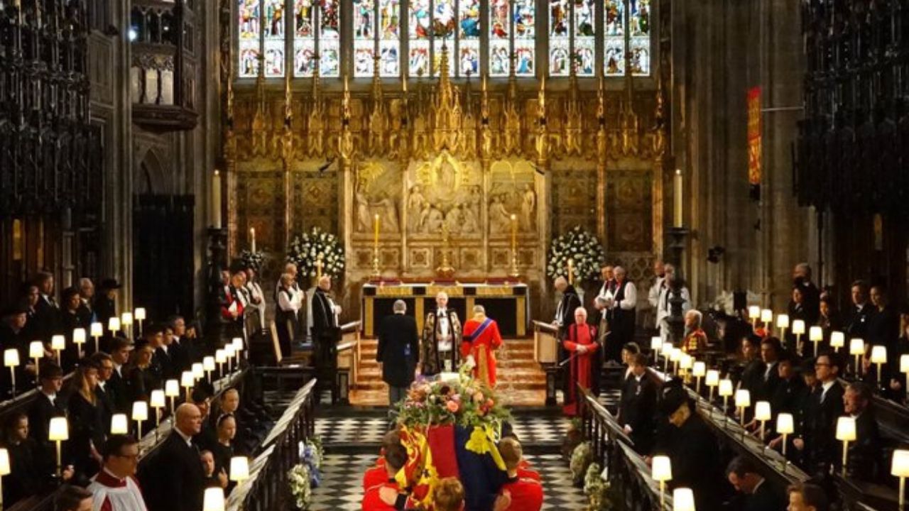 Reina Isabel II ya descansa junto a restos de su esposo en el Castillo de Windsor