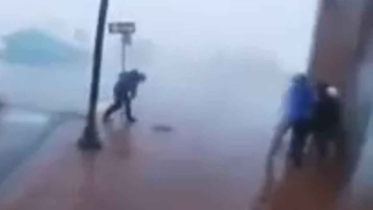 Vídeo: Hombre en La Florida lucha por no ser arrastrado por vientos del ...
