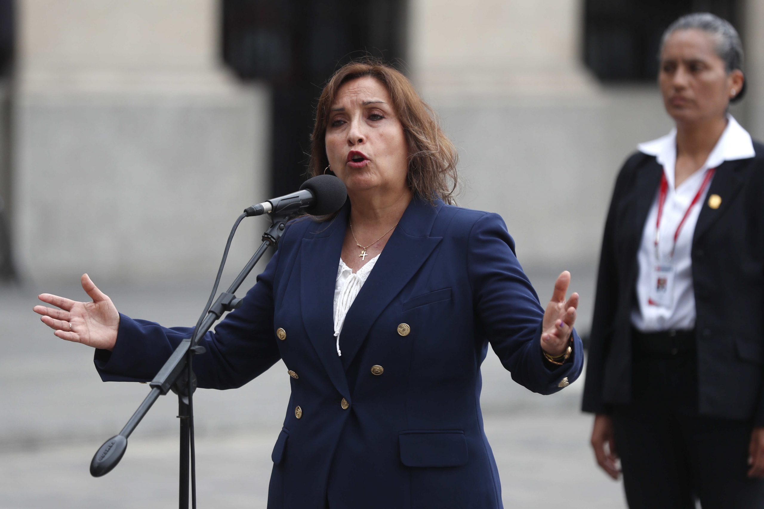 Dina Boluarte dice que se mantendrá 'firme' en la Presidencia de Perú | HRN