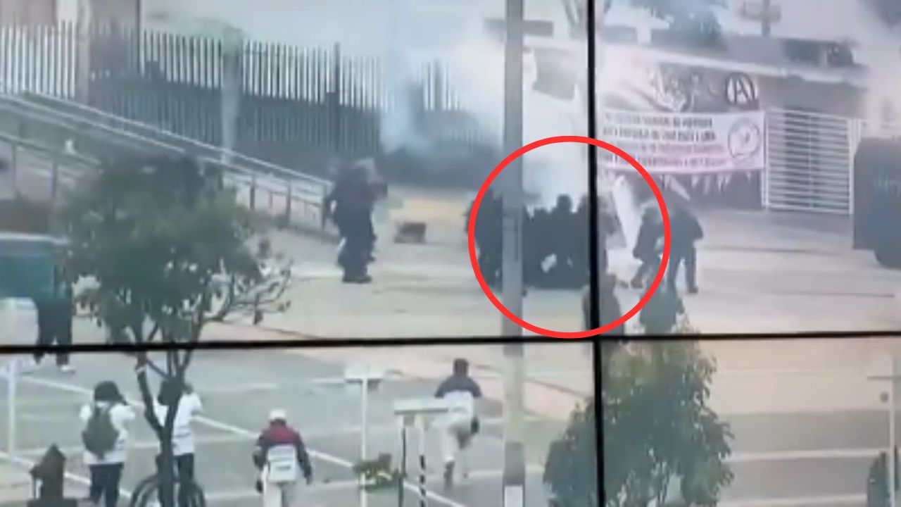VÍDEO: Un policía resulta herido por explosión de bomba frente a una ...