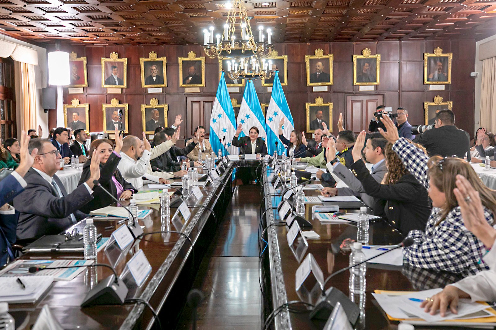 Presidenta de Honduras anuncia que ya realizó el primer pago por adhesión al CAF | HRN