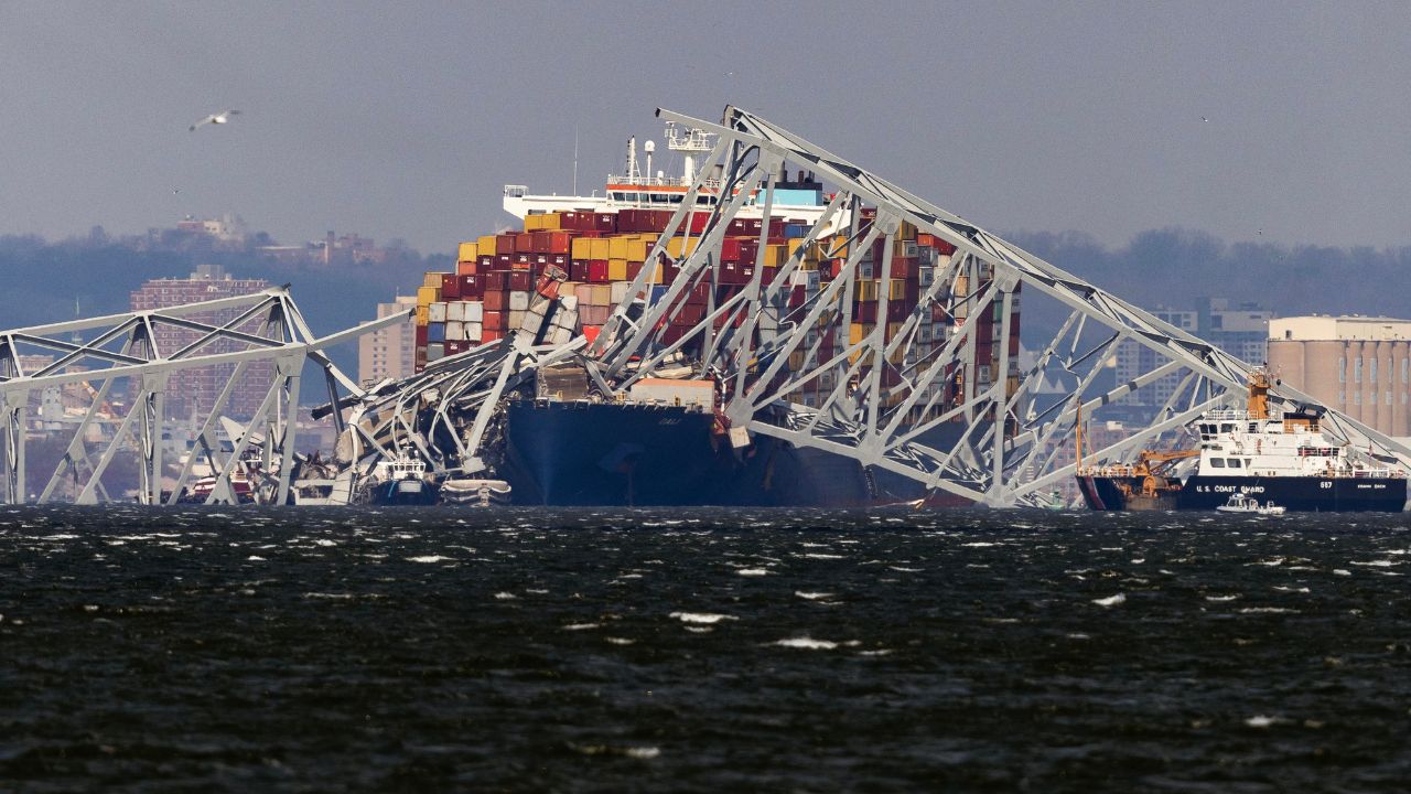 La grúa más grande de la costa Este de EE. UU. llega a Baltimore para ...