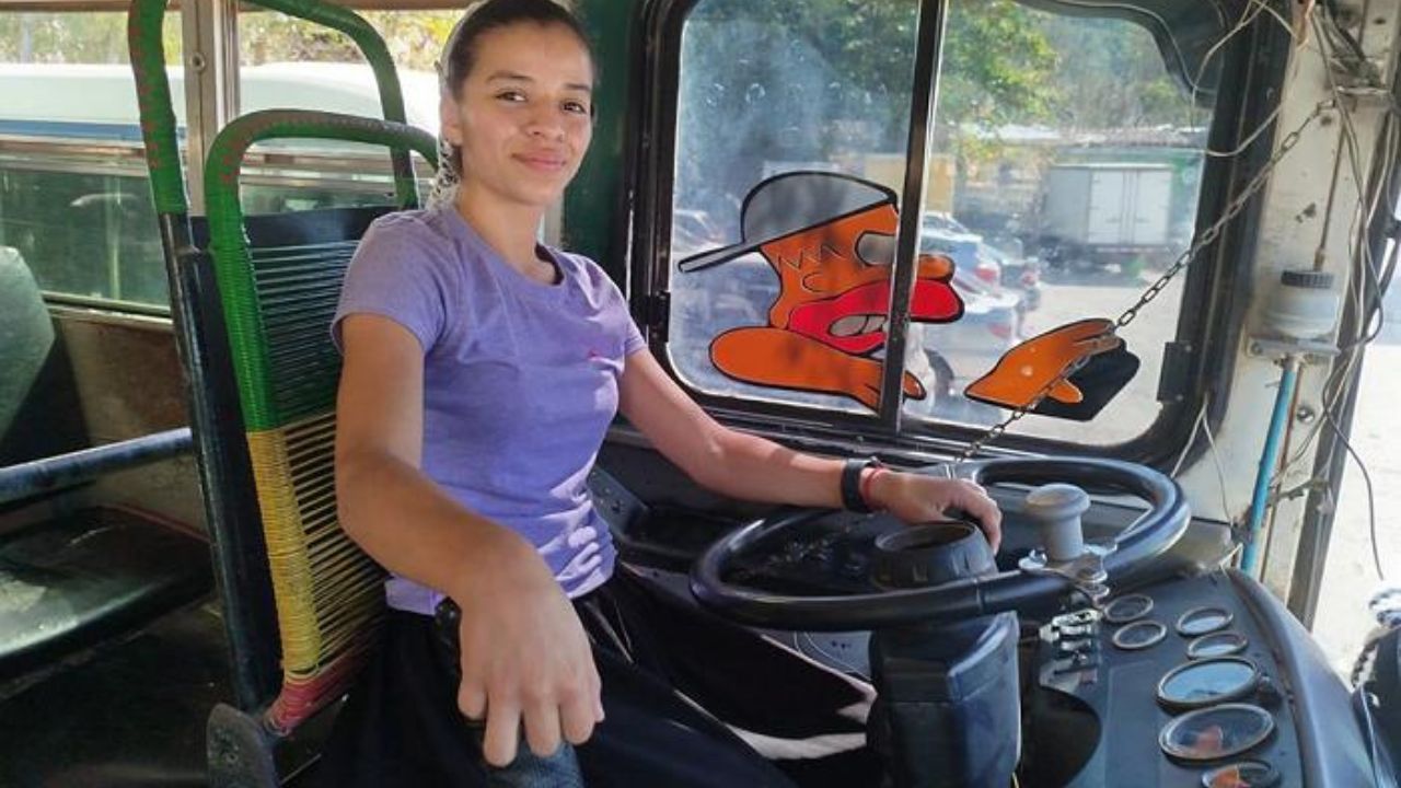 Joven de 21 años destaca como conductora de bus urbano | HRN