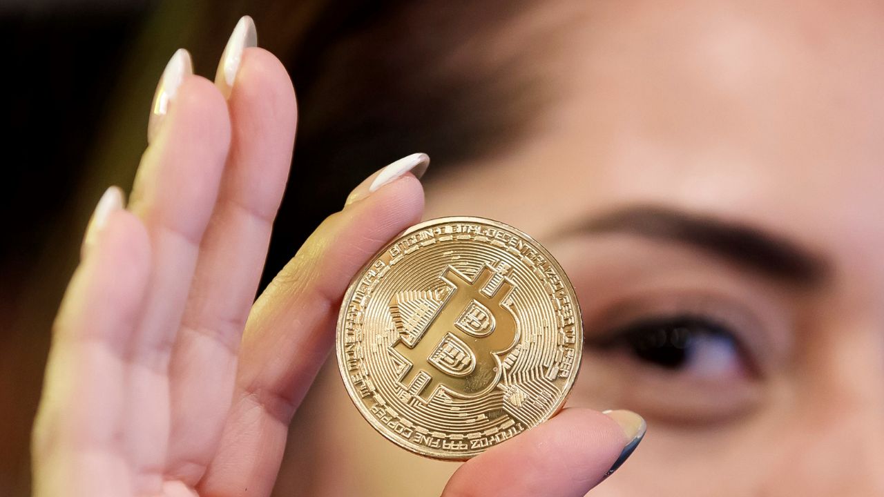 El bitcoin alcanza un nuevo máximo y se acerca a los 73,000 dólares | HRN