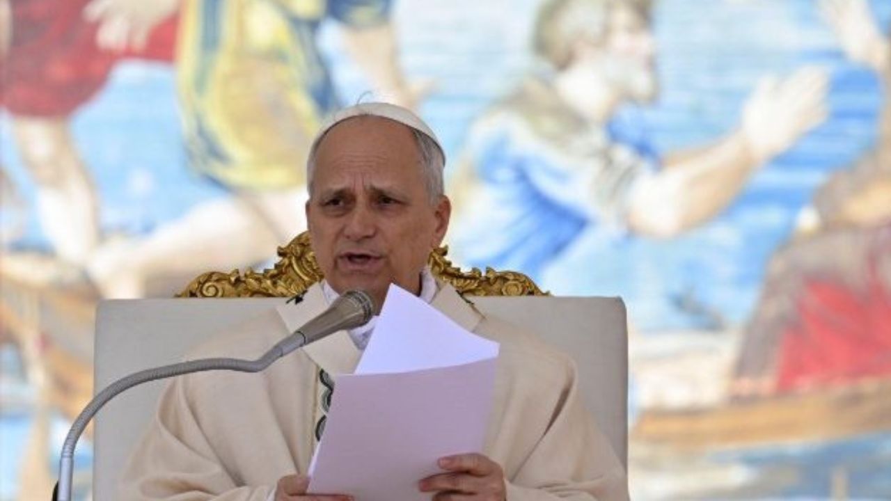 León XIV recibe los símbolos del poder papal; él hace un llamado a la ...