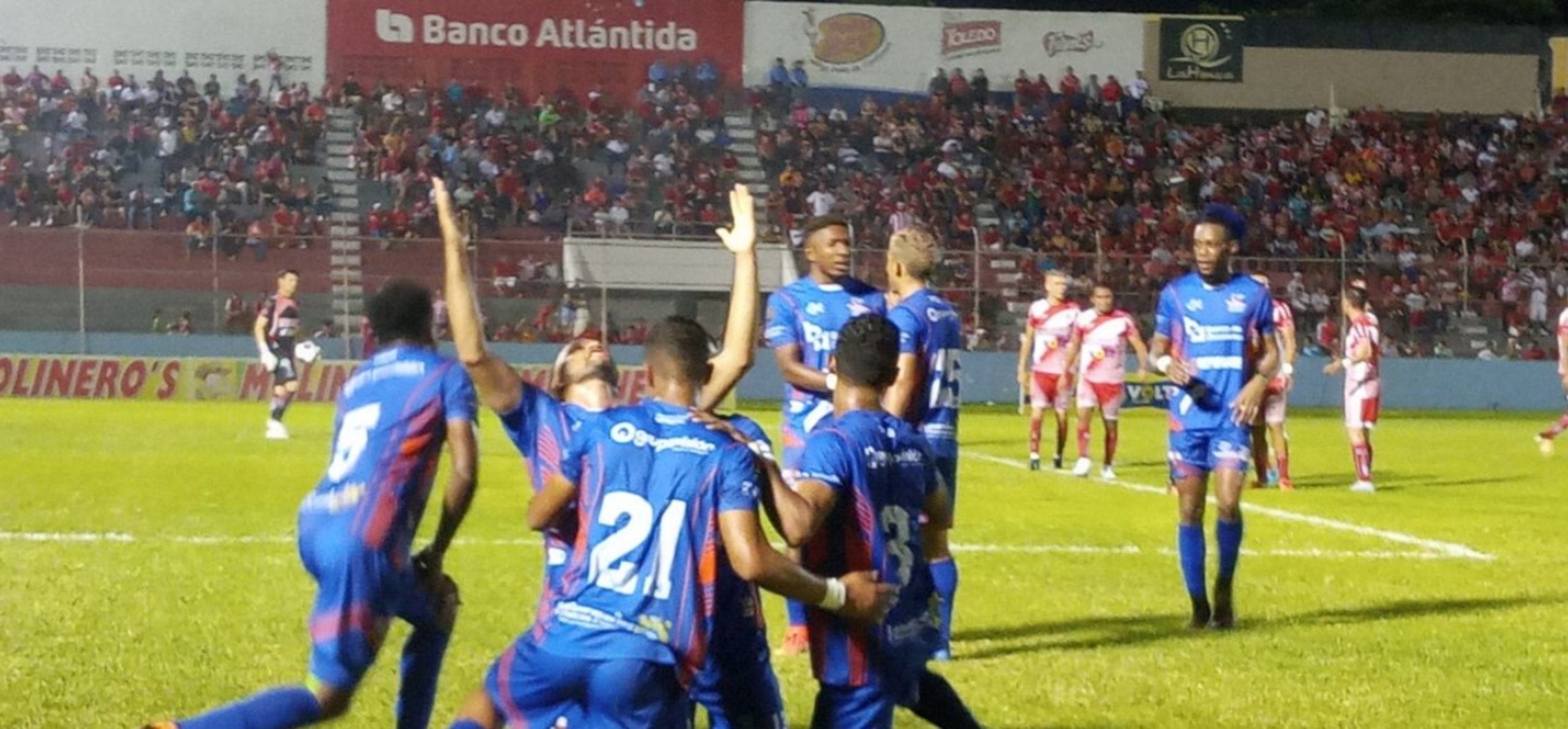 Lobos UPNFM triunfan 1-3 ante el Vida en La Ceiba