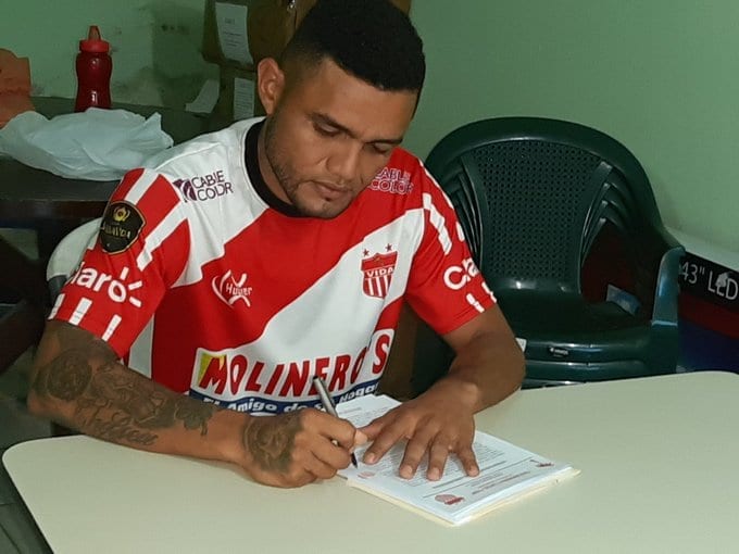 Vida contrata a Alexander Aguilar tras la salida de Marcelo Canales