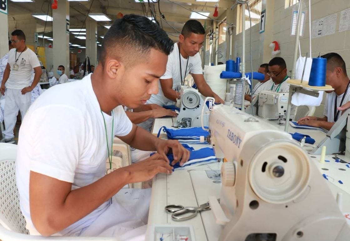 Reos de El Salvador trabajan para ganarse lo que comen