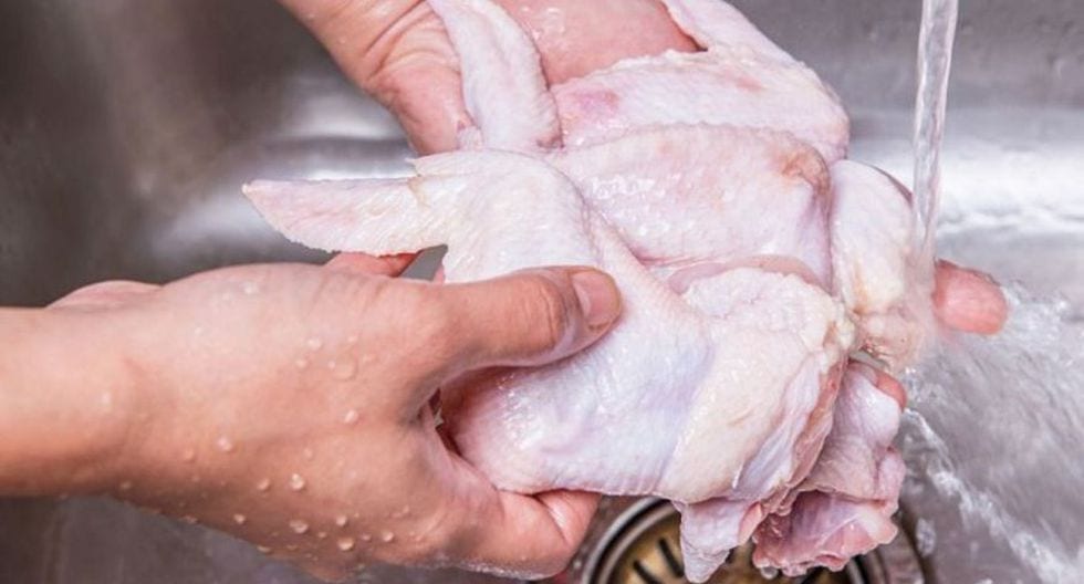 El pollo no se debe lavar y estos 4 alimentos tampoco ¡Tu salud está en ...