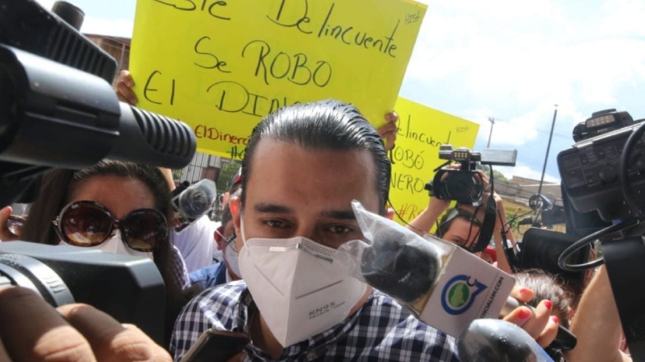 A 'huevazos' despiden a Marco Bográn tras salir de la ATIC luego de ...