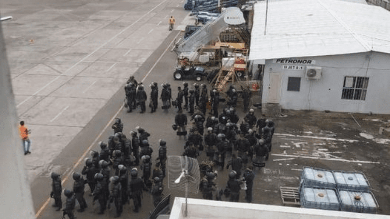 Disturbios afuera de Toncontín; antimotines resguardan el aeropuerto en ...