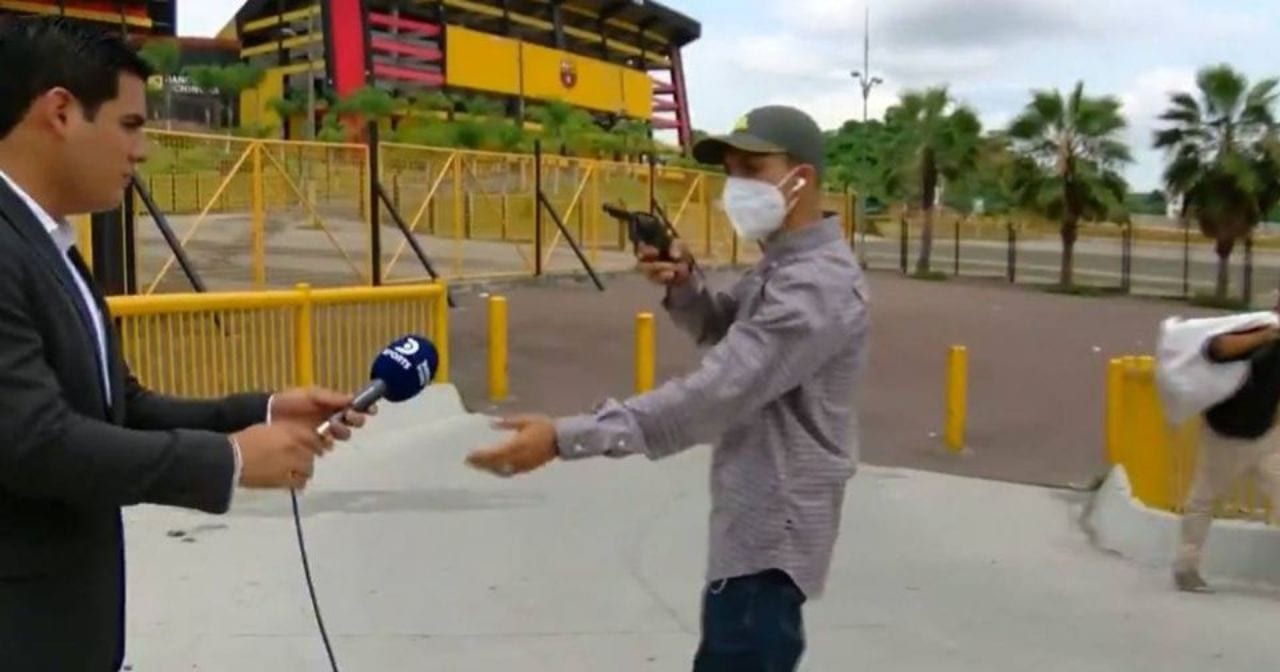 Equipo periodístico es asaltado en los exteriores del estadio ...