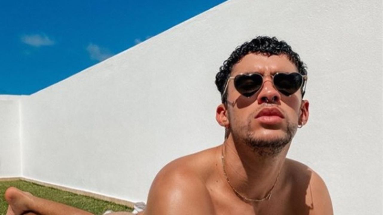 Bad Bunny enciende las redes con una foto sin nada de ropa