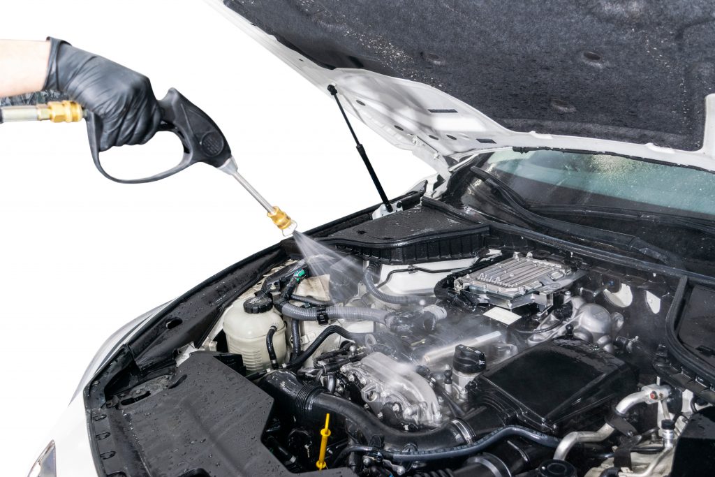 Sigue estos 8 consejos para limpiar el motor de tu carro