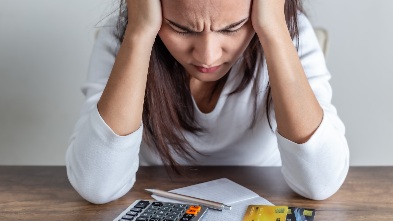 Conozca cómo puede comenzar a salir de las deudas