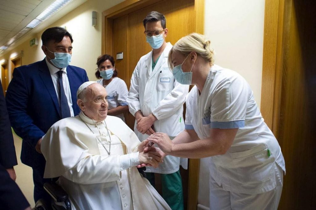 El papa Francisco reza desde su cuarto de hospital pidiendo sanidad ...