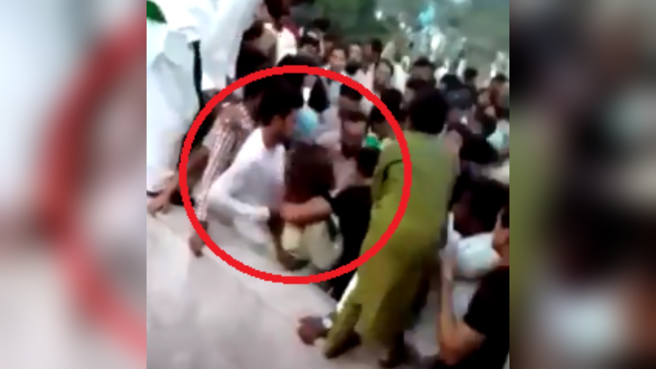 Vídeo Unos 400 Hombres Dan Brutal Golpiza A Una Mujer Por Grabar Para