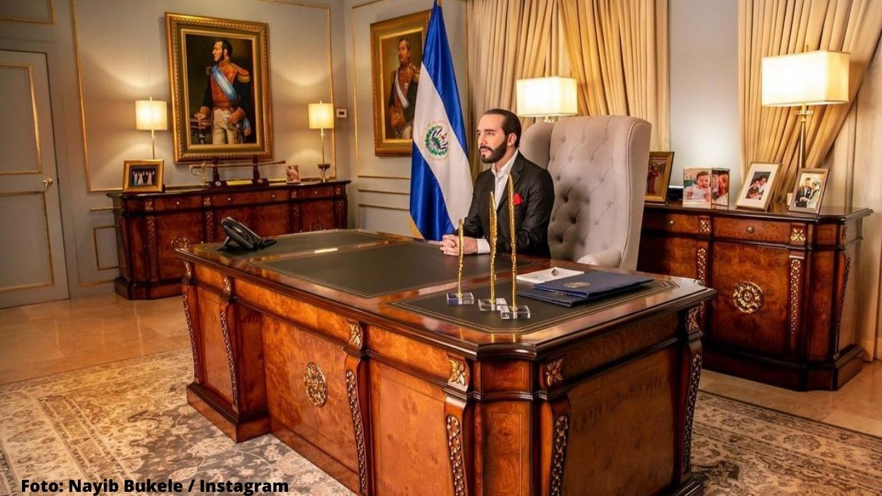Detalle a detalle, lo que Bukele deja ver de su oficina ¿bien equipada?