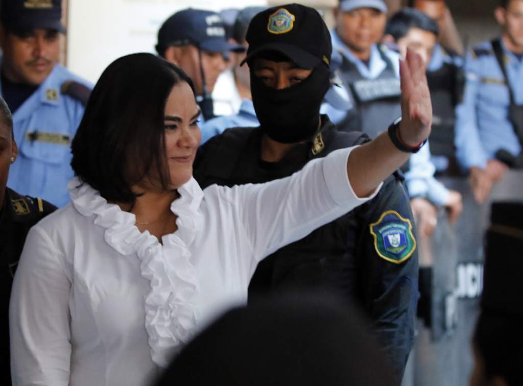 Tribunales dan largas a juicio ‘Caja chica de la dama’