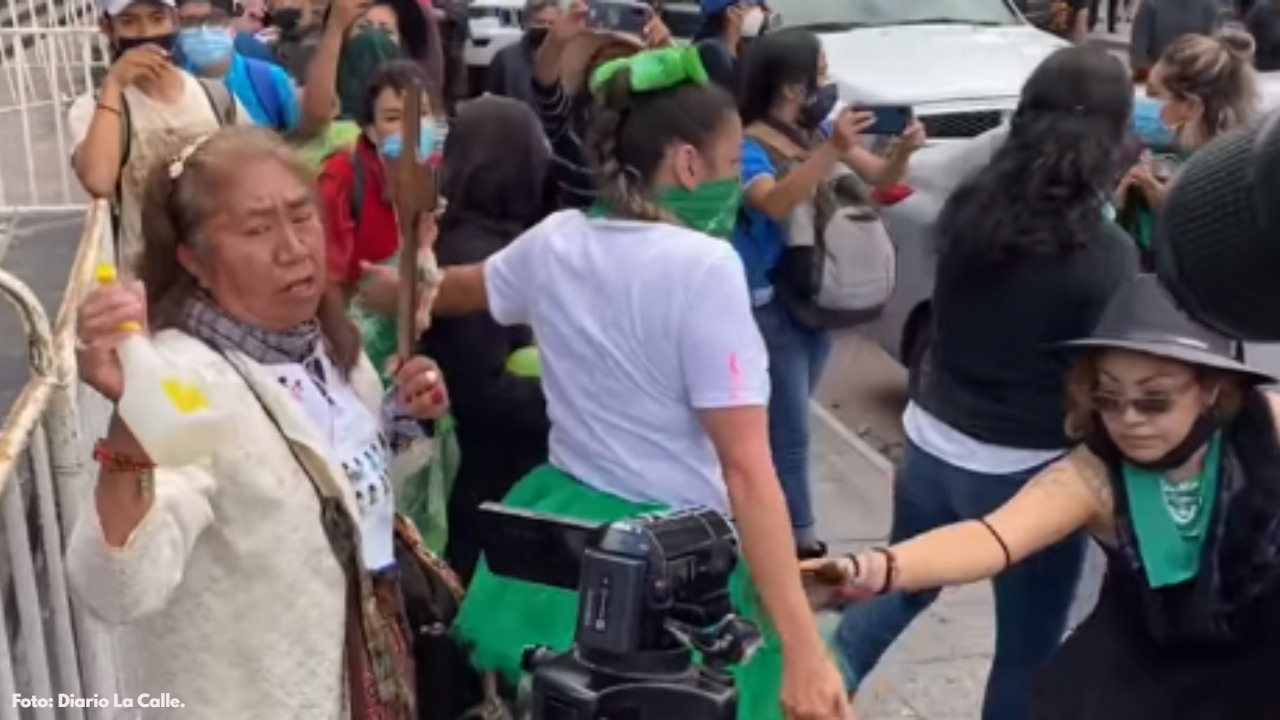 Con agua bendita y una cruz, señora 'exorciza' a feministas en México