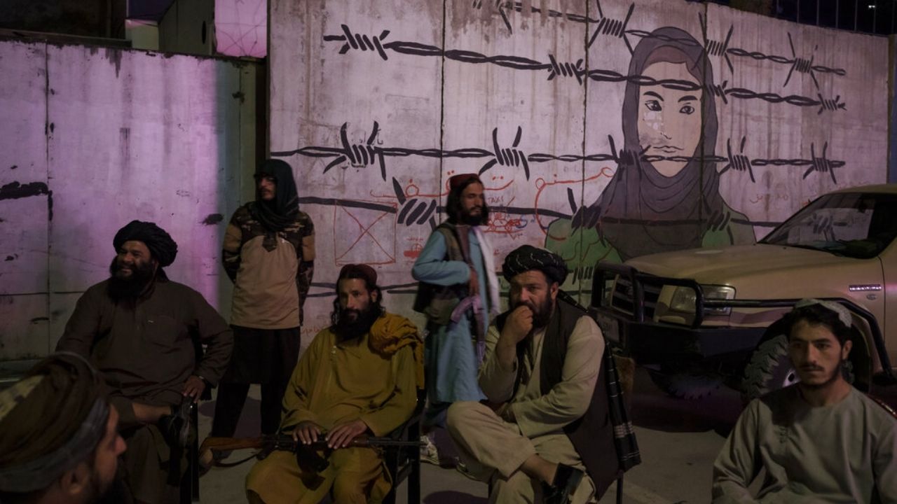 Talibanes prohíben a barberos cortar la barba de sus clientes