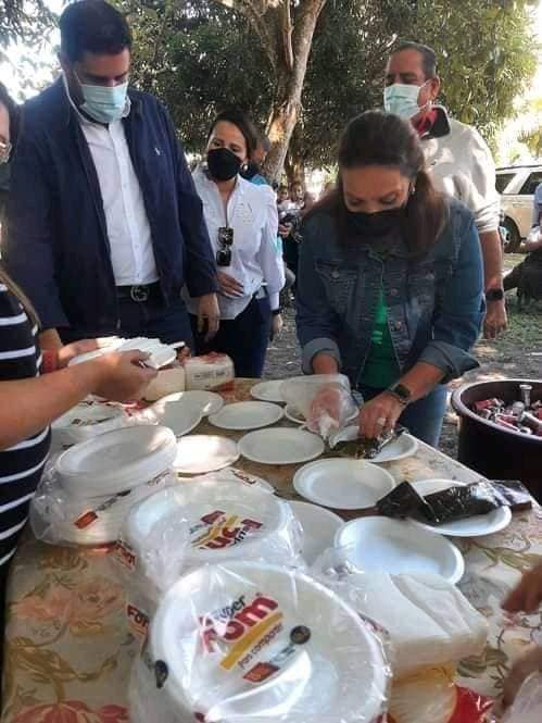Viralizan fotos de Xiomara Castro repartiendo comida durante convivio ...