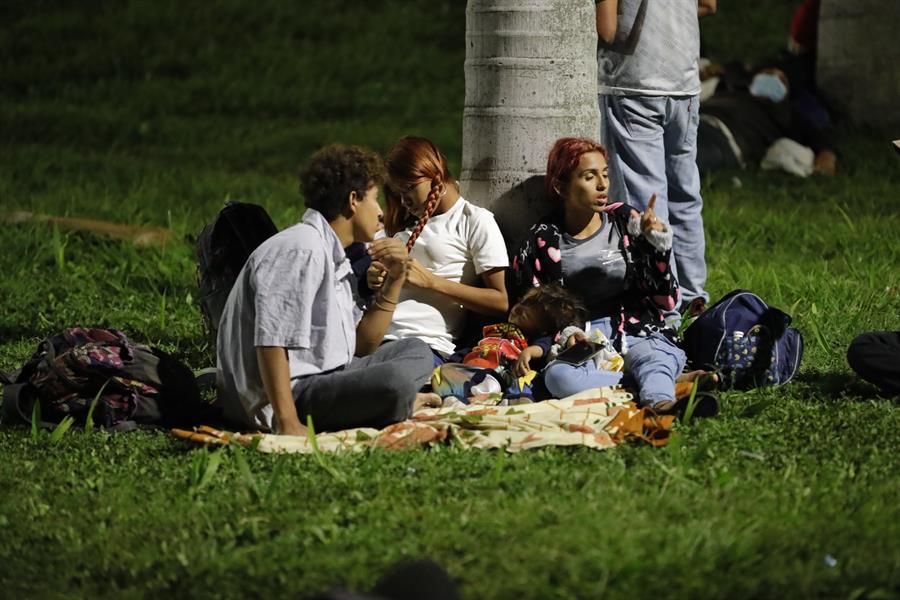 Familias durmiendo en aceras; las dolorosas imágenes que dejó la nueva ...