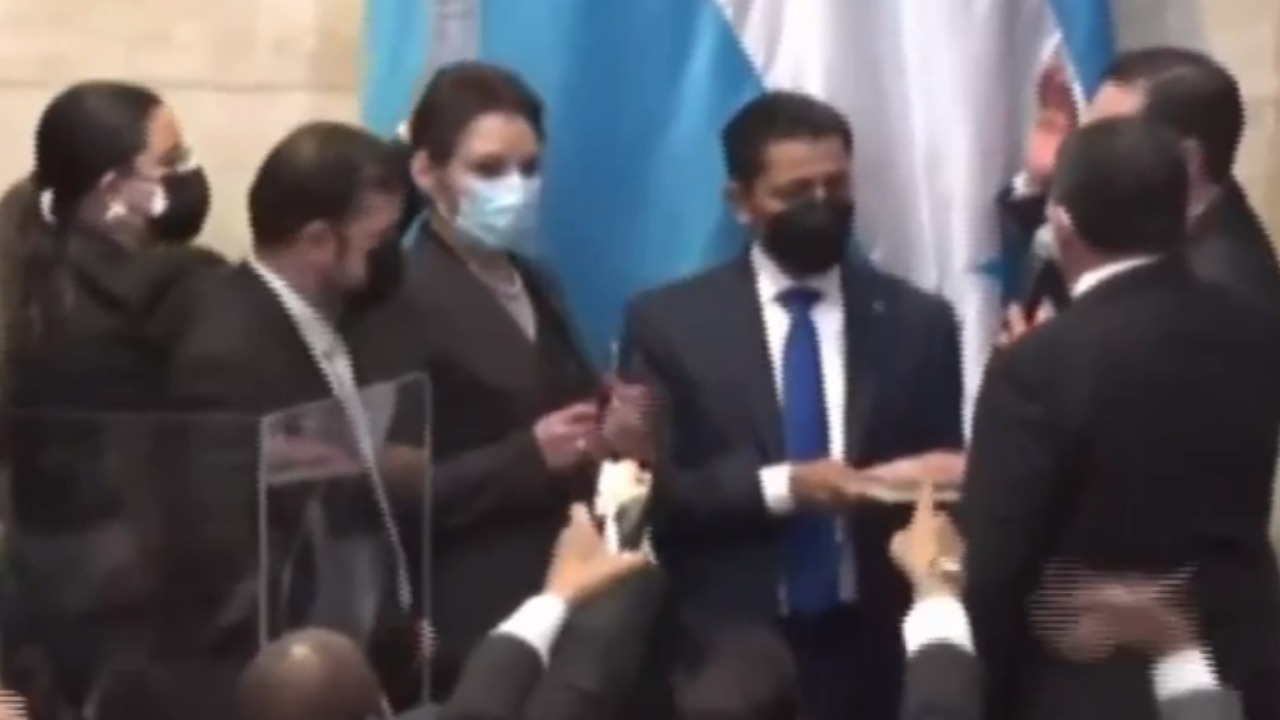 Así fue el momento en que juramentan a Jorge Cálix como presidente ...