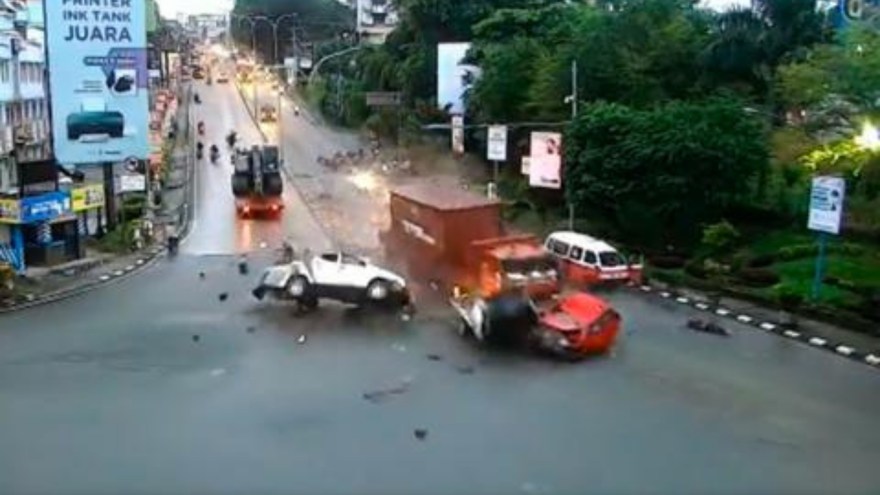 Vídeo Camión Sin Frenos Embiste A Varios Vehículos En Indonesia