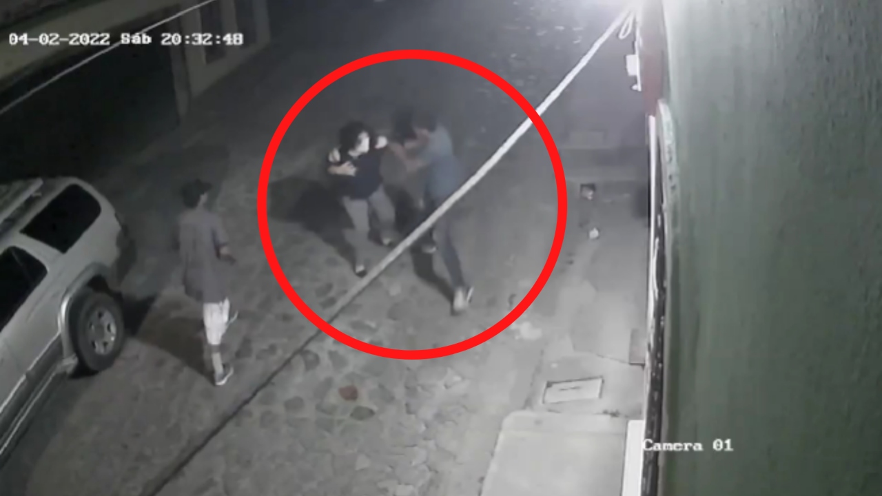 ¡VIDEO! Asaltantes golpean y despojan de sus pertenencias a una mujer ...