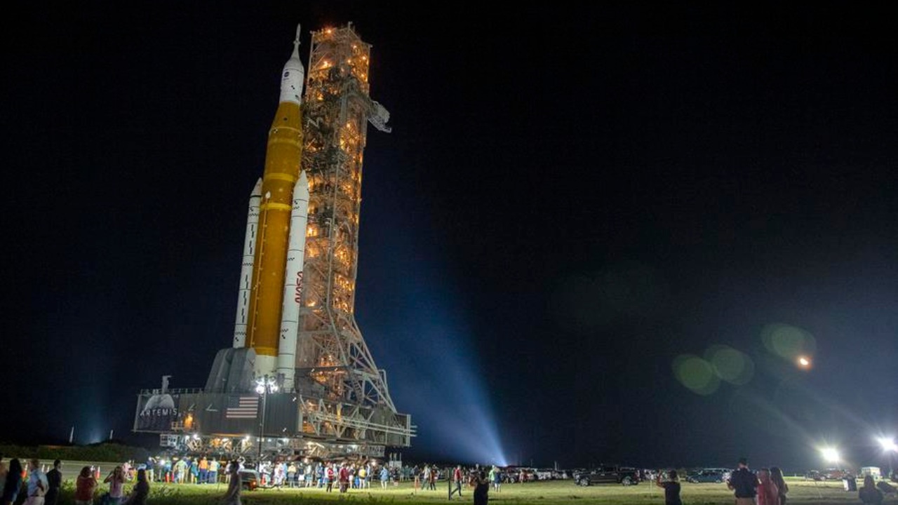 Nuevo cohete de la NASA llega a su plataforma de despegue