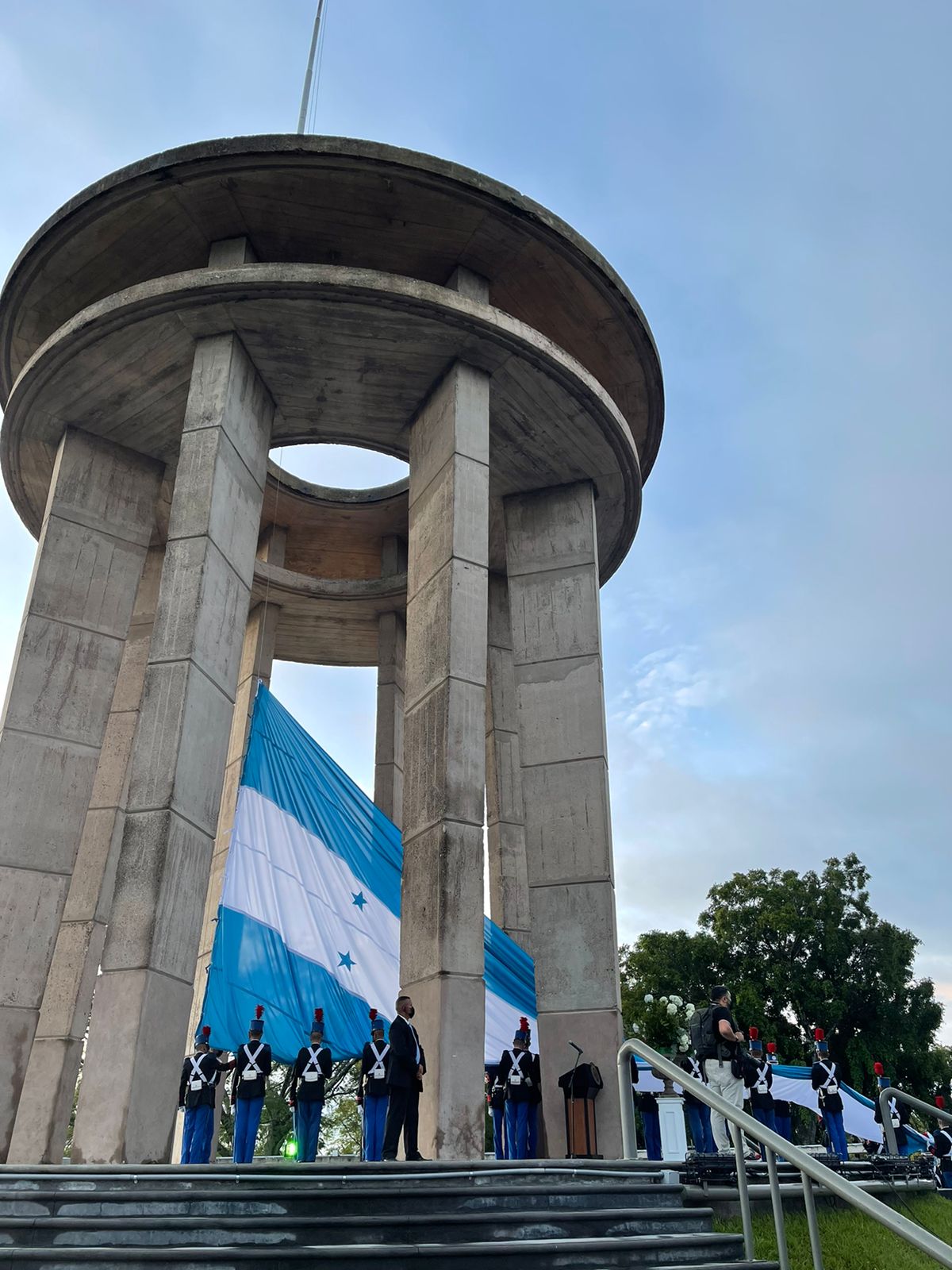En fotos: Así se llevó a cabo la izada de la Bandera Nacional de ...