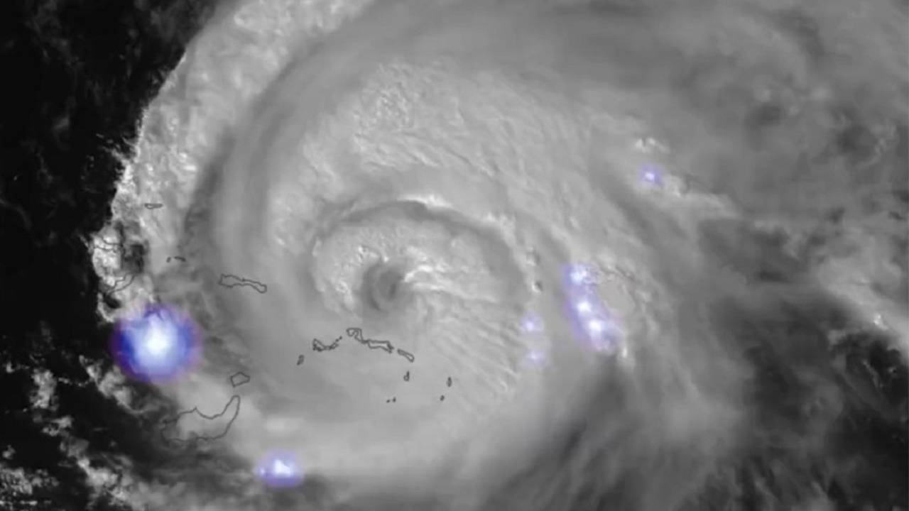Huracán Fiona se intensifica a categoría 4 y se acerca a las Bermudas