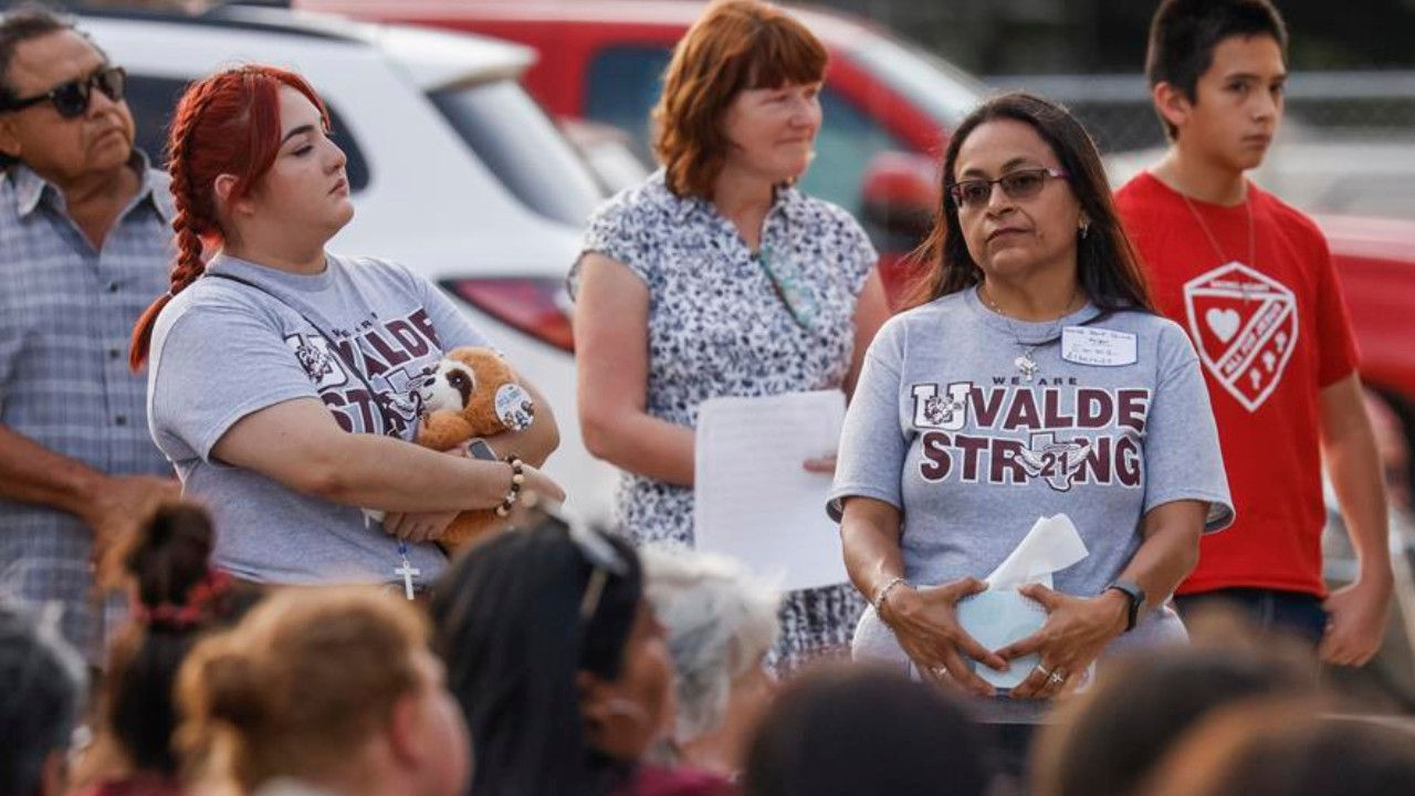 Padres de las víctimas de Uvalde protestan para exigir suspensión de ...