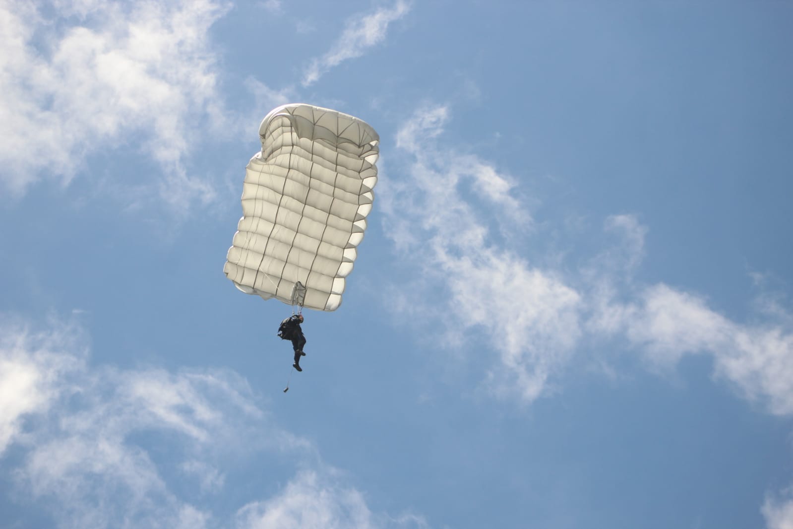 Vídeo: Momento exacto de la impactante caída de paracaidista en silla ...