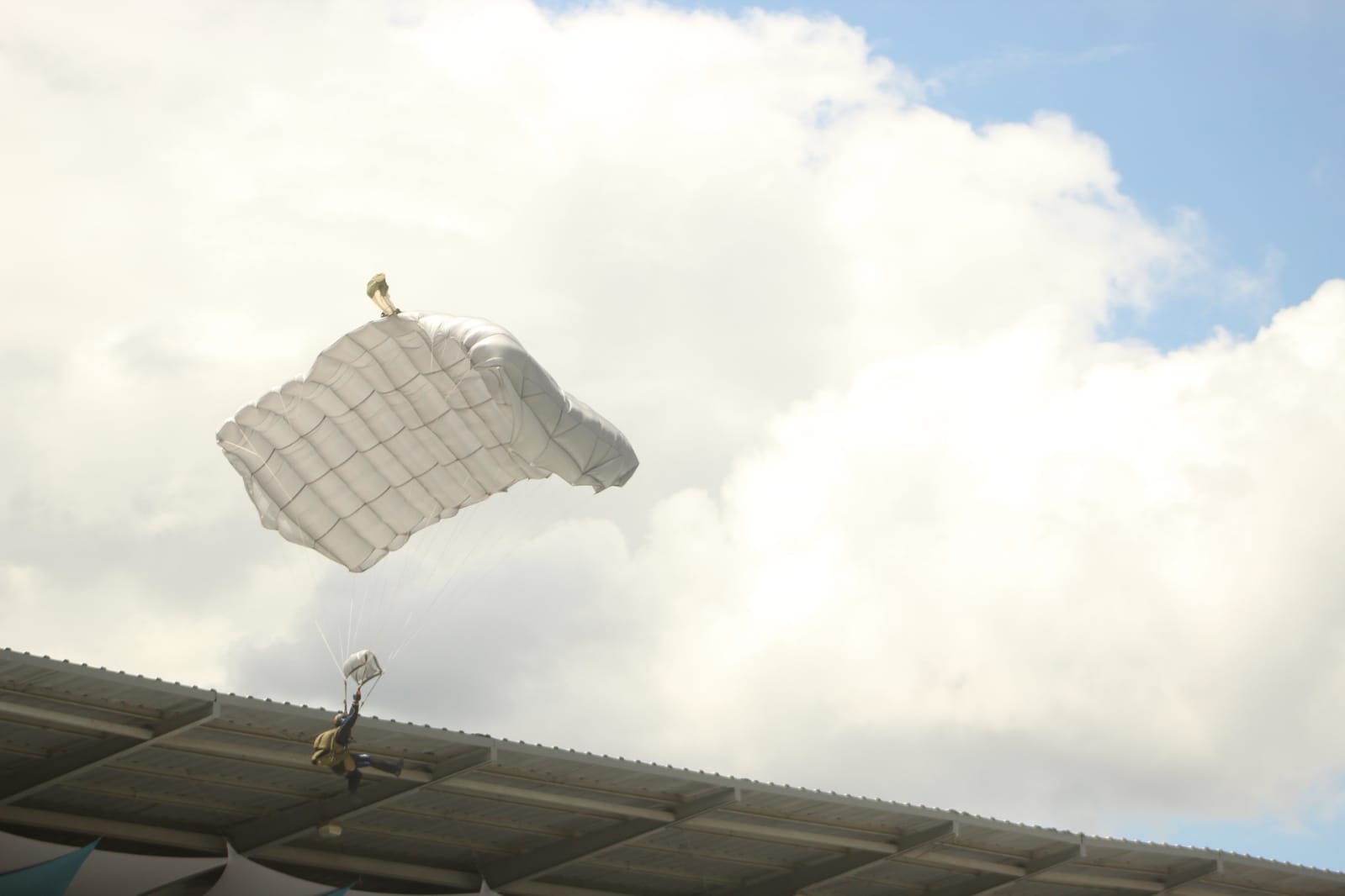 Vídeo: Momento exacto de la impactante caída de paracaidista en silla ...