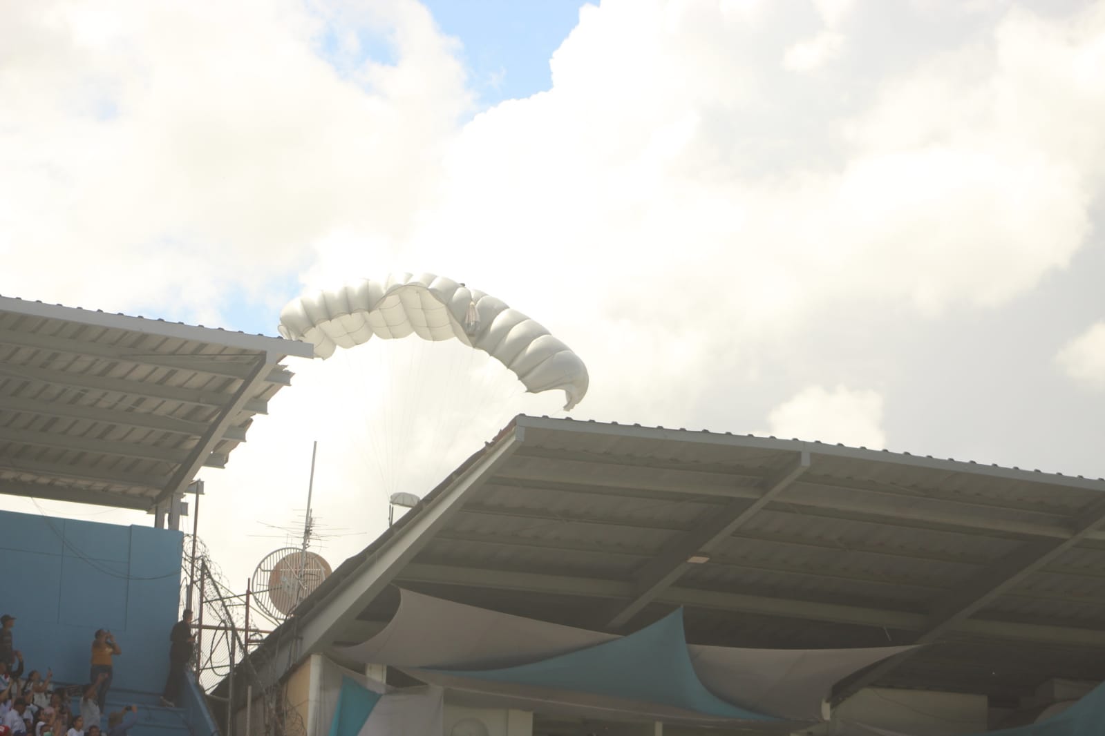 Vídeo: Momento exacto de la impactante caída de paracaidista en silla ...