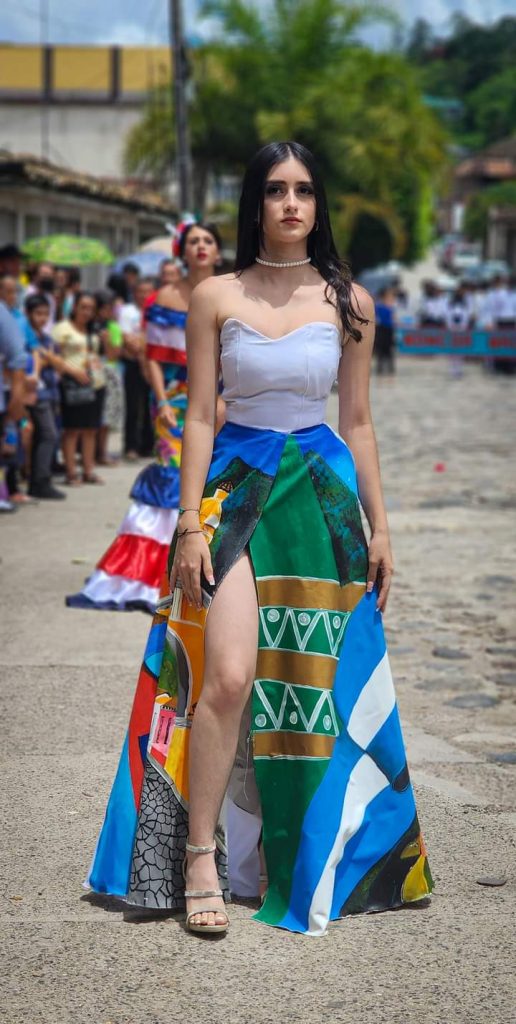 Fotos: Los rostros más bellos de los desfiles del 15 de septiembre de ...