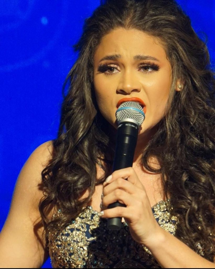 ¿Y la melena? Cesia Sáenz sorprende con nuevo look en presentación con ...