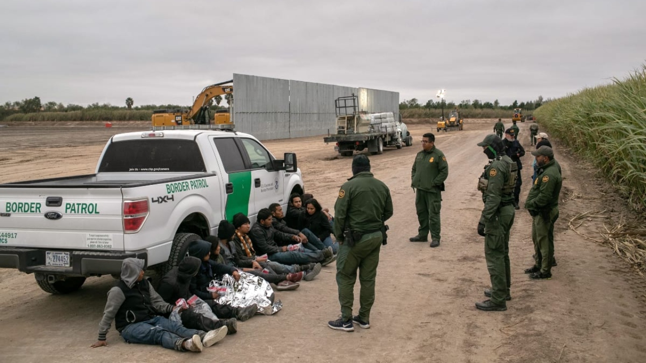 Latinos en la frontera entre México y EE. UU. sufren acoso por ...