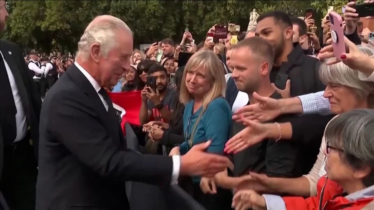 Carlos III saluda a admiradores en Buckingham tras asumir como nuevo rey