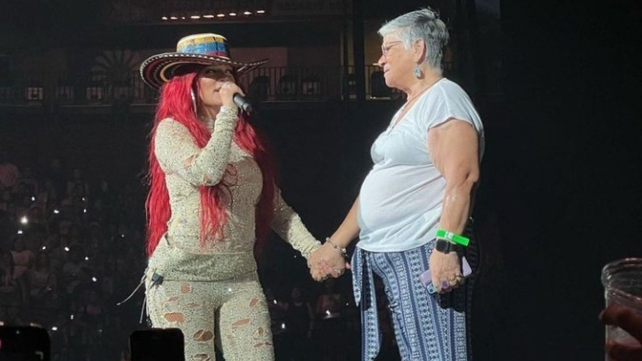 ¡Conmovedor! Karol G sube al escenario a fan de 70 años y cantan juntas