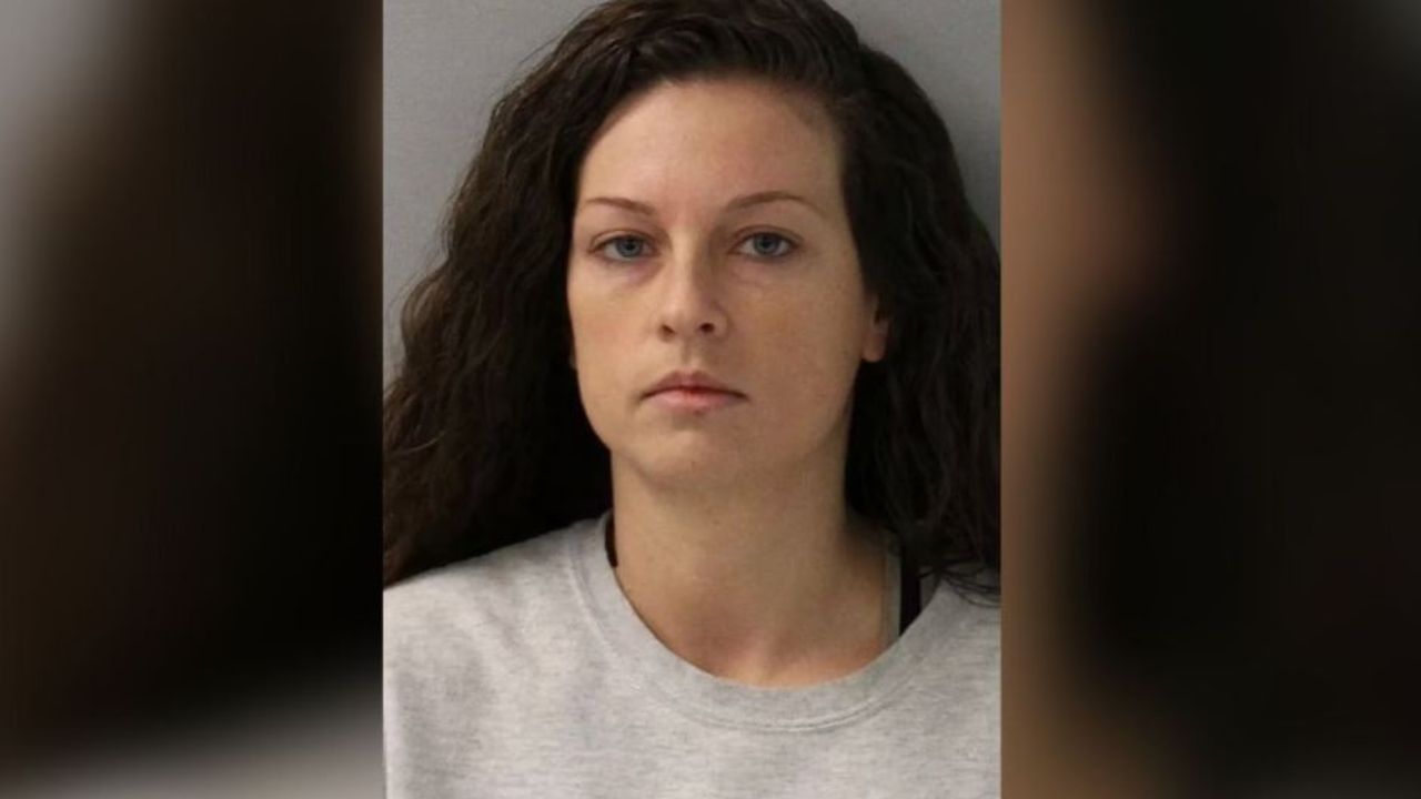 Entrenadora abusó 8 veces de su alumna y le pidió que no la denunciara