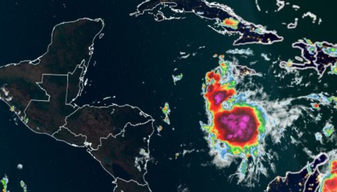 Huracán Lisa se convierte en categoría 1 y puede intensificarse durante la semana