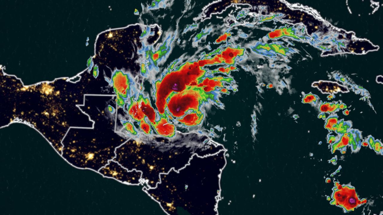 En vivo: Lisa se convierte en huracán a 100 km al norte de Islas de la Bahía