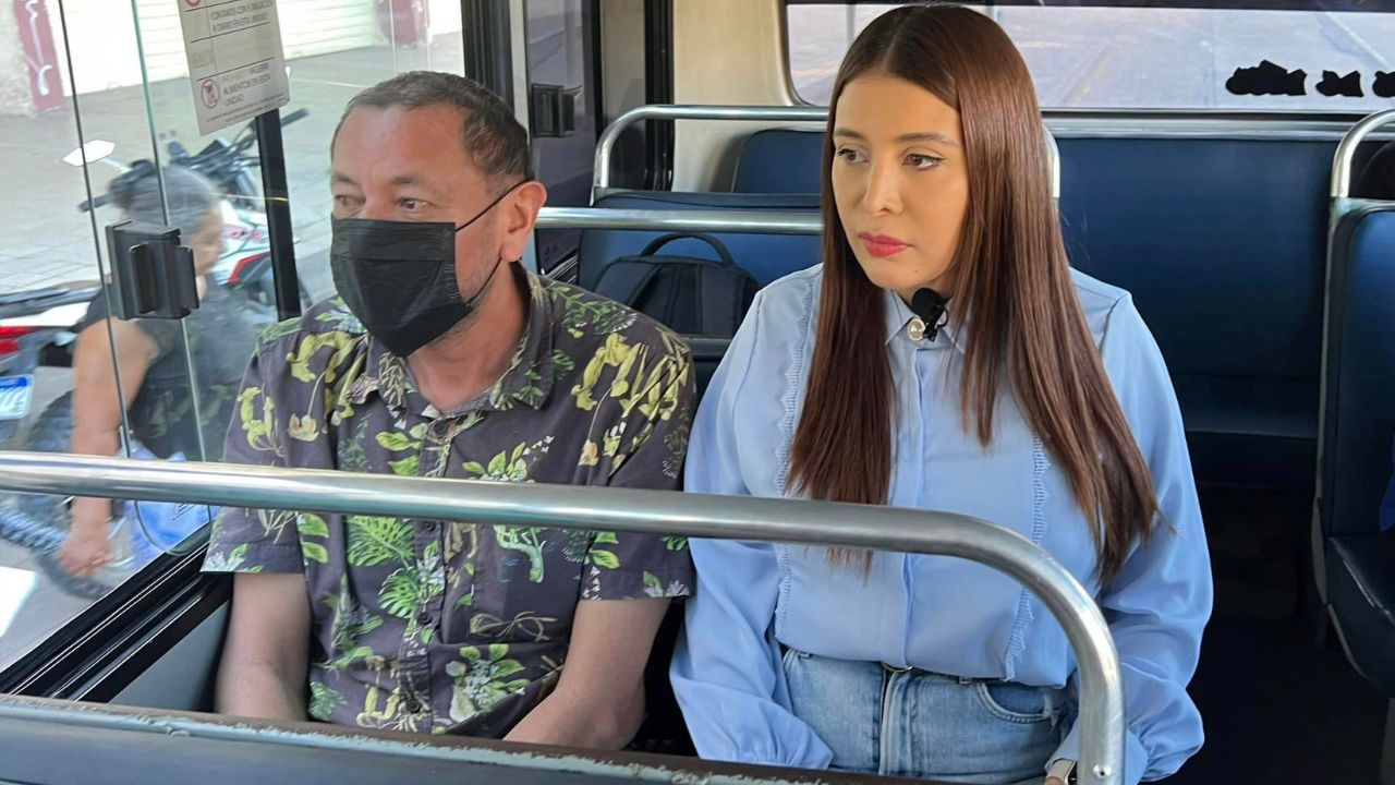 'Toda mi vida he usado bus': Captan a Iroshka Elvir en transporte público